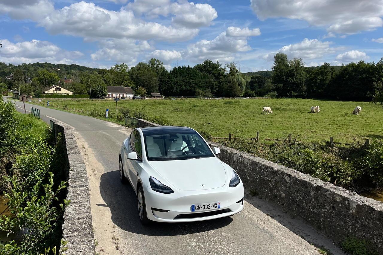 Photo 2 - Tesla Model Y blanche - Marché auto Europe. La Dacia Sandero ...