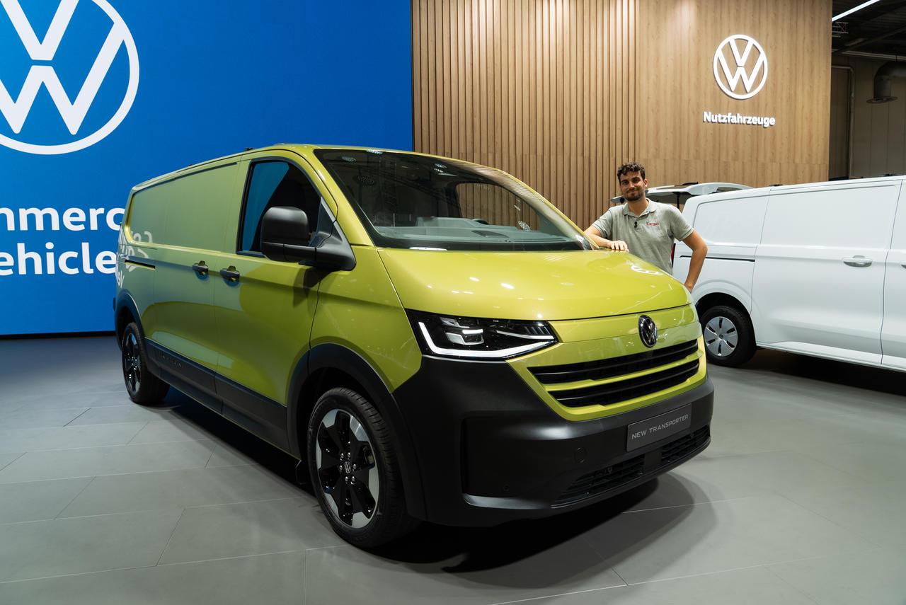 Photo 1 - Volkswagen présente la 7e génération du Transporter au Salon IAA Transportation de ...
