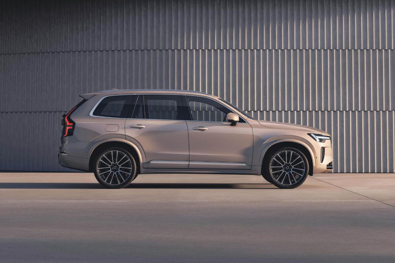 Photo 4 - La silhouette du XC90 restylé est identique à celle du modèle auquel il succède ...