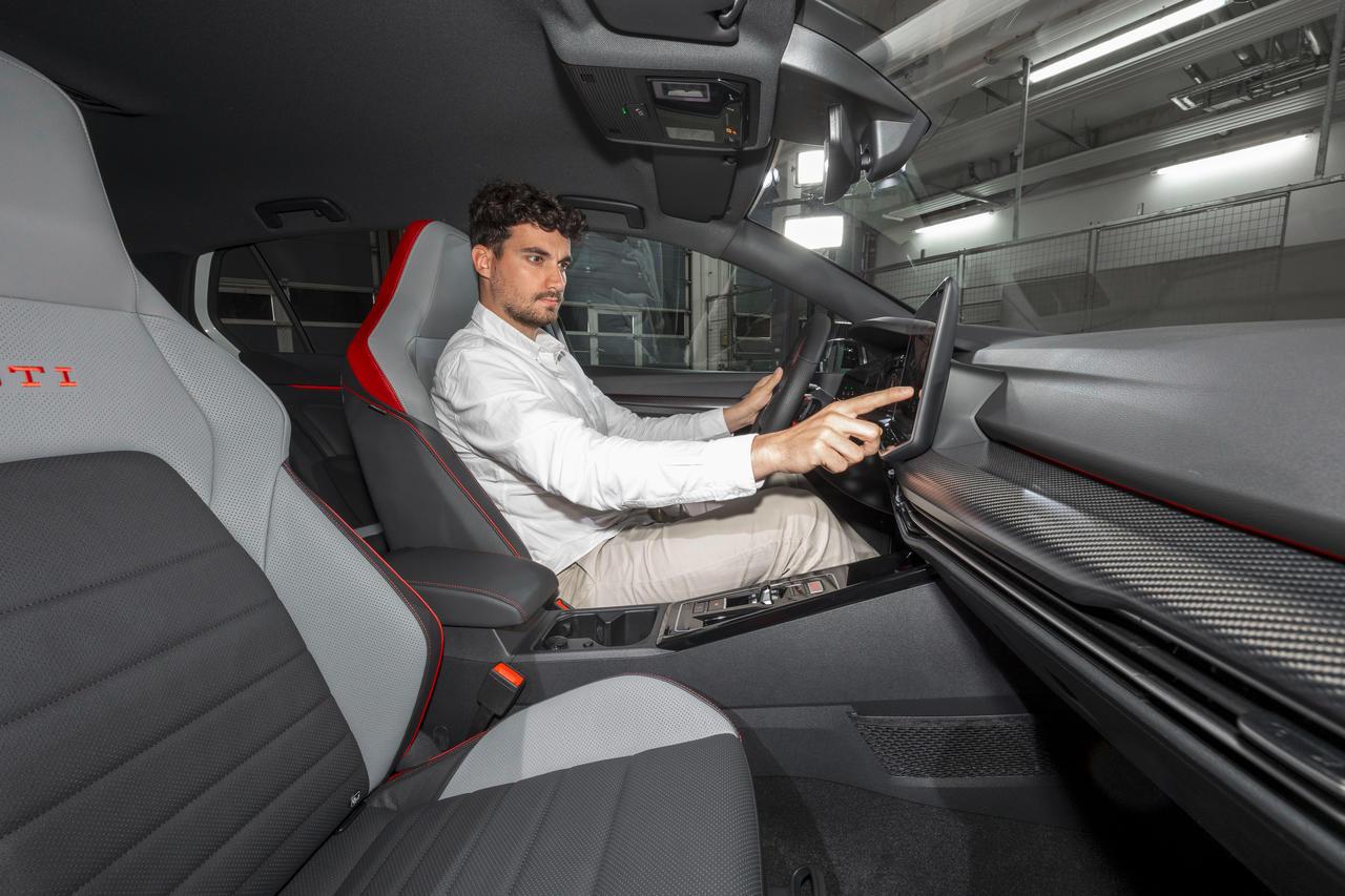 Photo 9 - La planche de bord voit l'apparition d'un nouvel écran ...