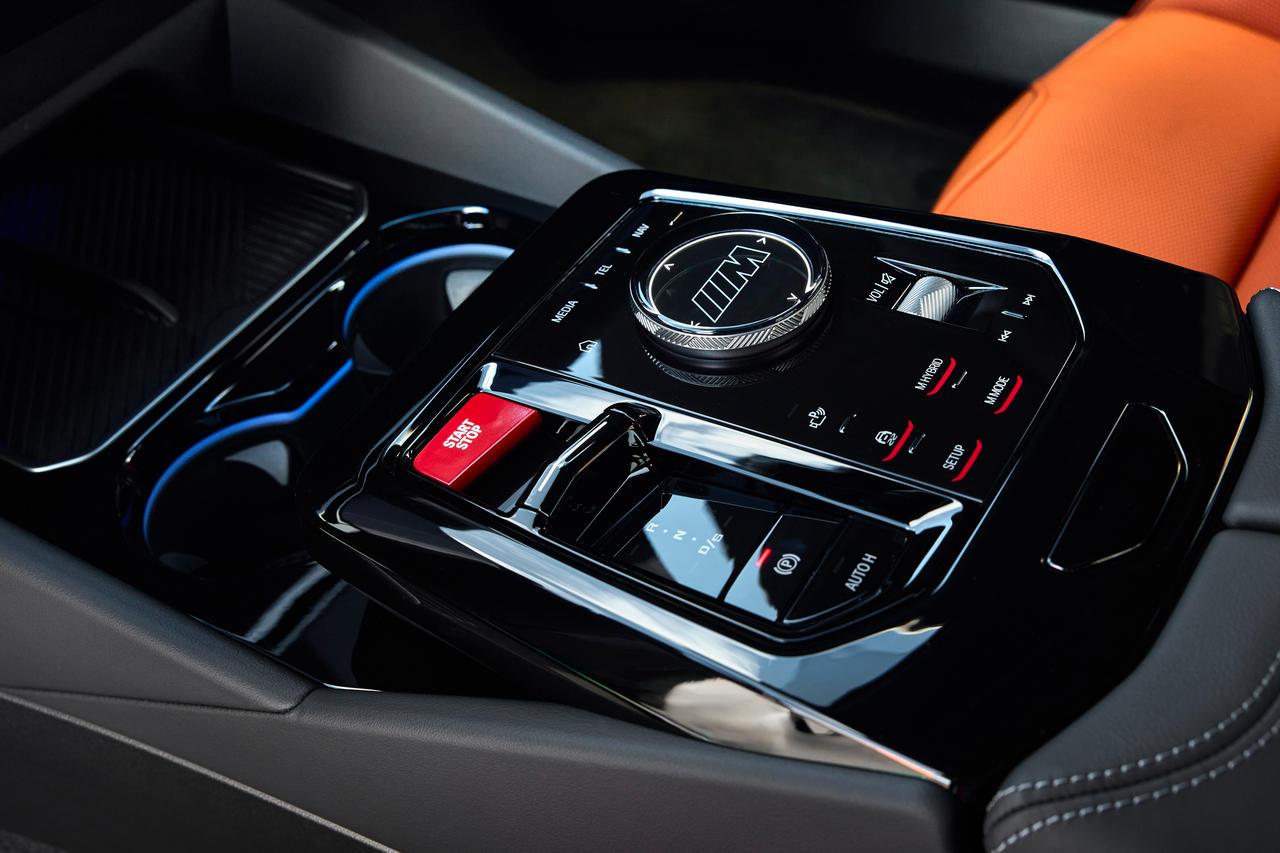 Photo 22 - La console centrale comporte plusieurs boutons spécifiques à ...