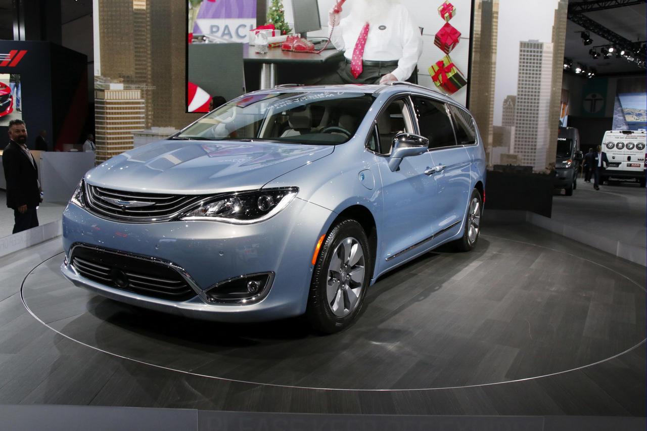 Photo 2 - Chrysler Pacifia grise - Stellantis se serre encore la ...