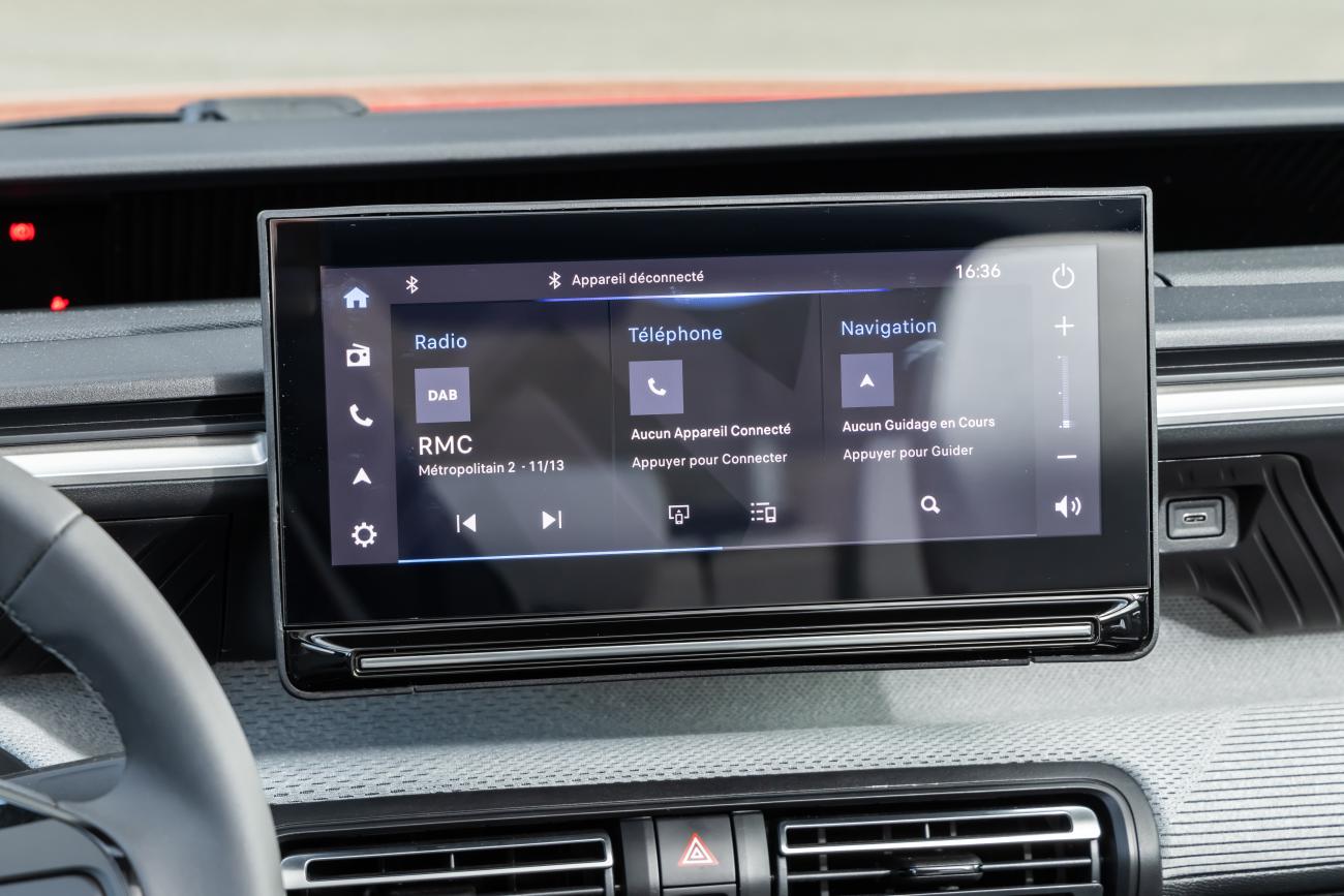 Photo 27 - D'aspect plus moderne, l'écran de 10'' de la C3 est plus ...