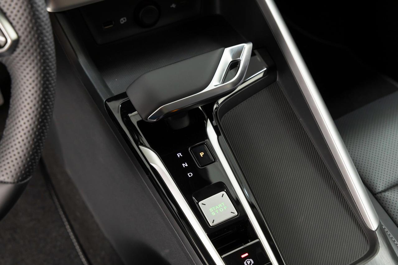 Photo 16 - Le mini levier de vitesses de type aviation permet de ...