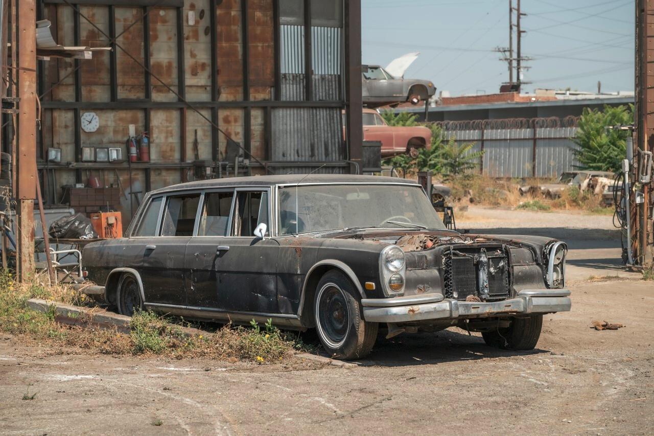 Photo 4 - Plutôt pérgnée par le temps, cette Mercedes 600 Pullmann a ...