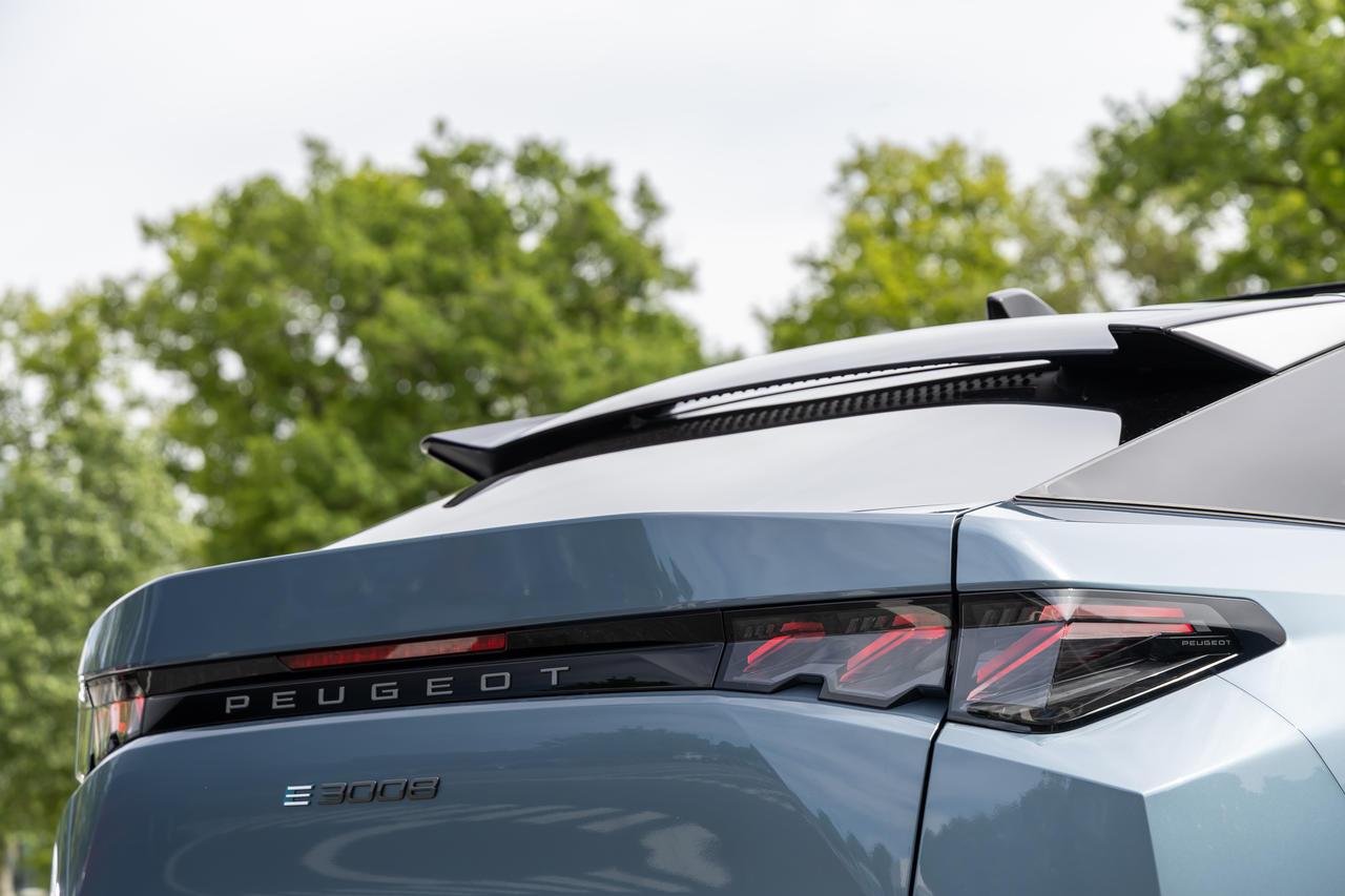 Photo 2 - peugeot e3008 - Stellantis met le paquet pour déstocker les ...