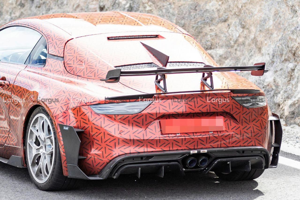 Photo 6 - Un becquet supplémentaire apparaît et des éléments en carbone remontent aux extrémités ...