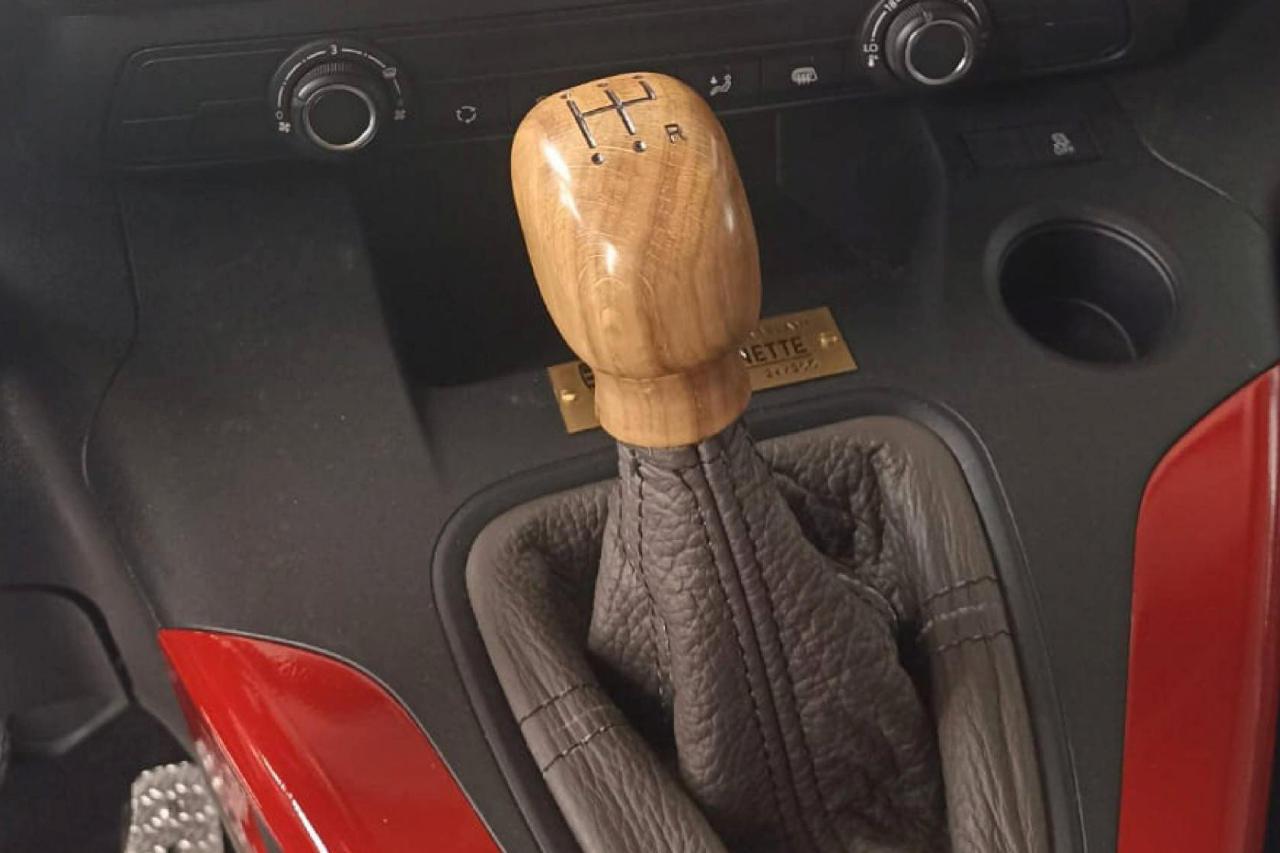 Photo 6 - ... à un détail près : le pommeau du levier de vitesses est ...