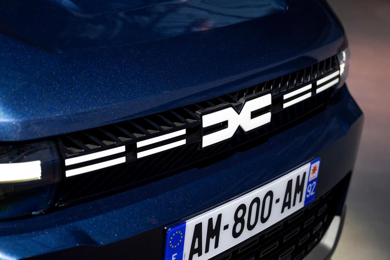 Photo 10 - La calandre reçoit un traitement différent du Duster même si ...