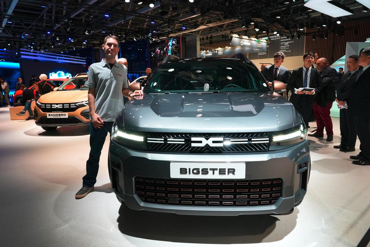 Diaporama et photos - Mondial de l'Auto 2024. Découverte du stand Dacia ...