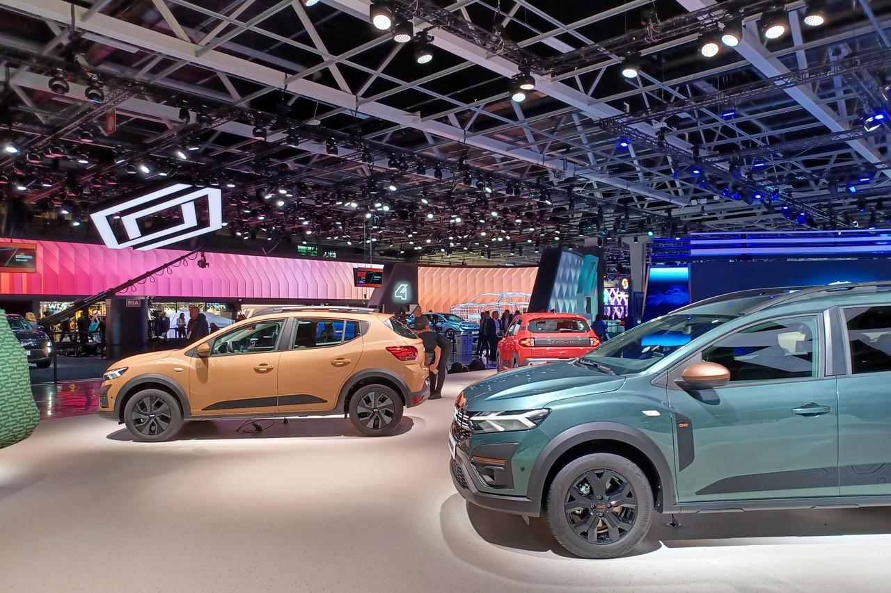 Photo 9 - L'ensemble de la gamme Dacia est exposée. - Mondial de l'Auto ...