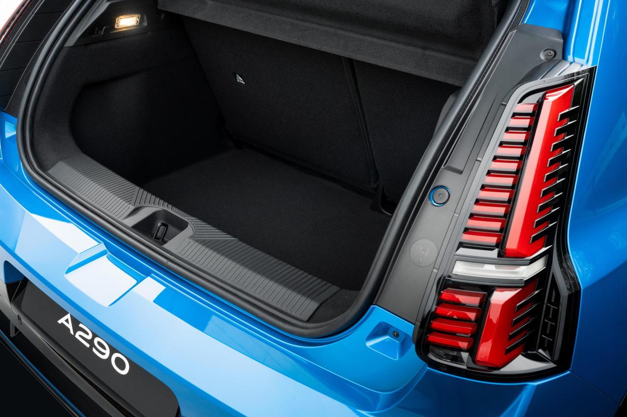 Photo 13 - Le coffre affiche une capacité de 326 litres ou 300 litres ...