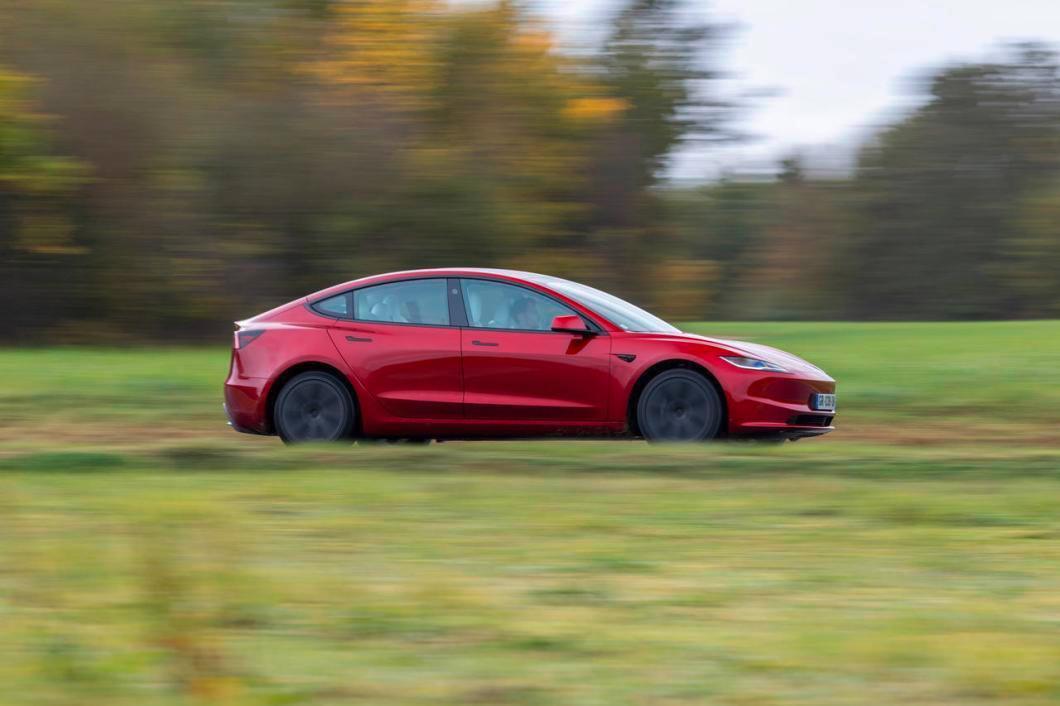 Photo 3 - Tesla Model 3 rouge - Tesla. Les livraisons mondiales ...
