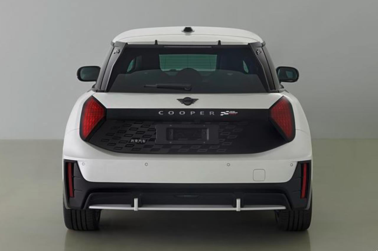 Photo 3 - A l'arrière, la Mini Cooper JCW adopte un masque noir avec un ...