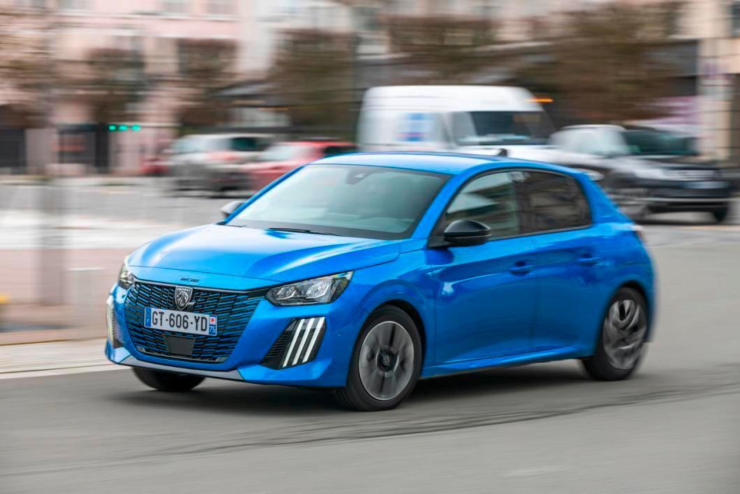 Photo 5 - Deuxième, la Peugeot 208 domine, pour le moment, son ...