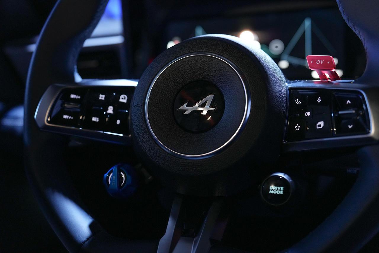 Photo 14 - Deux boutons apparaissent sur le volant à double méplat de l ...