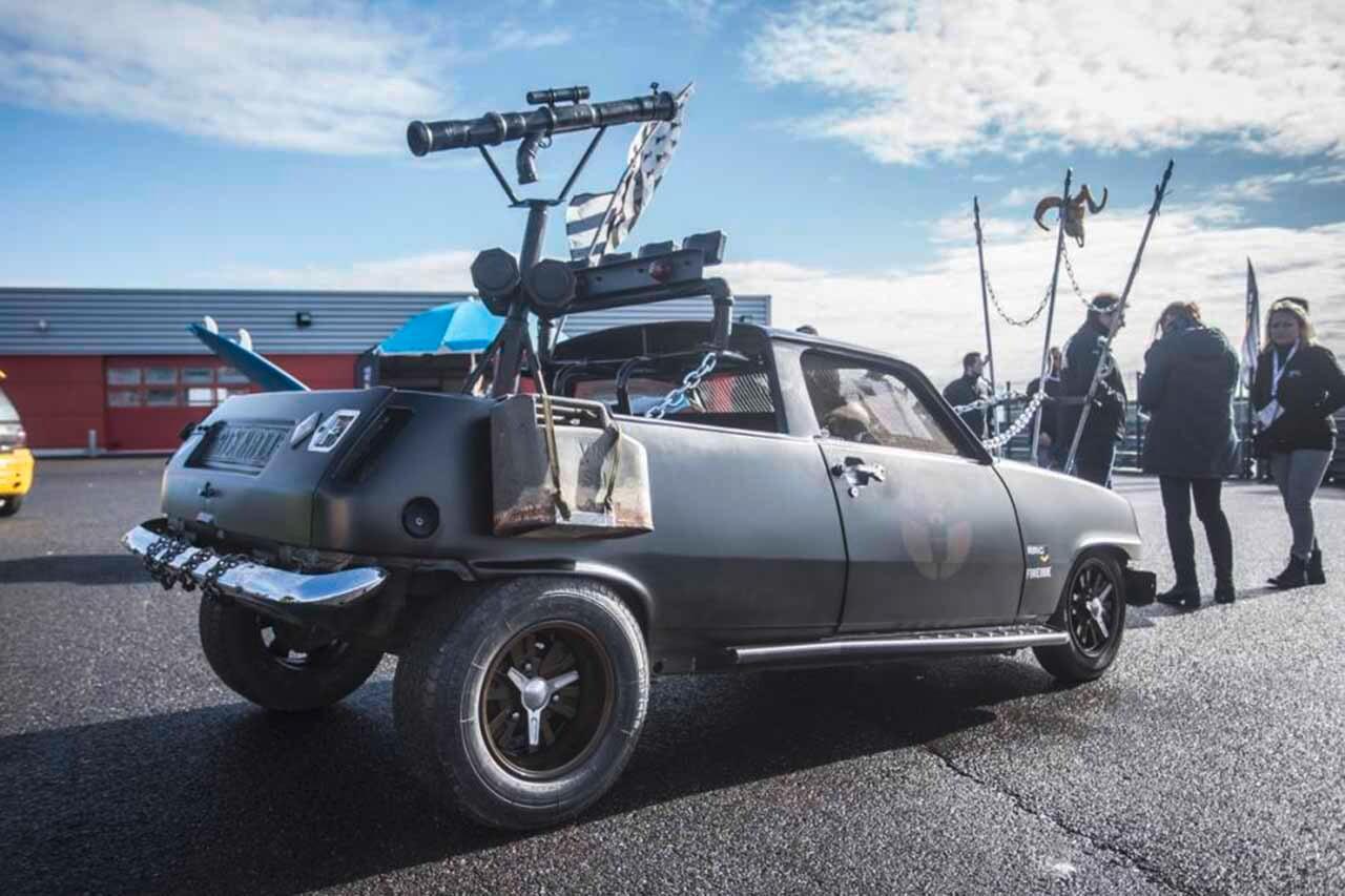 Photo 4 - La R5 a été découpée en pick-up pour l'occasion. - Insolite ...