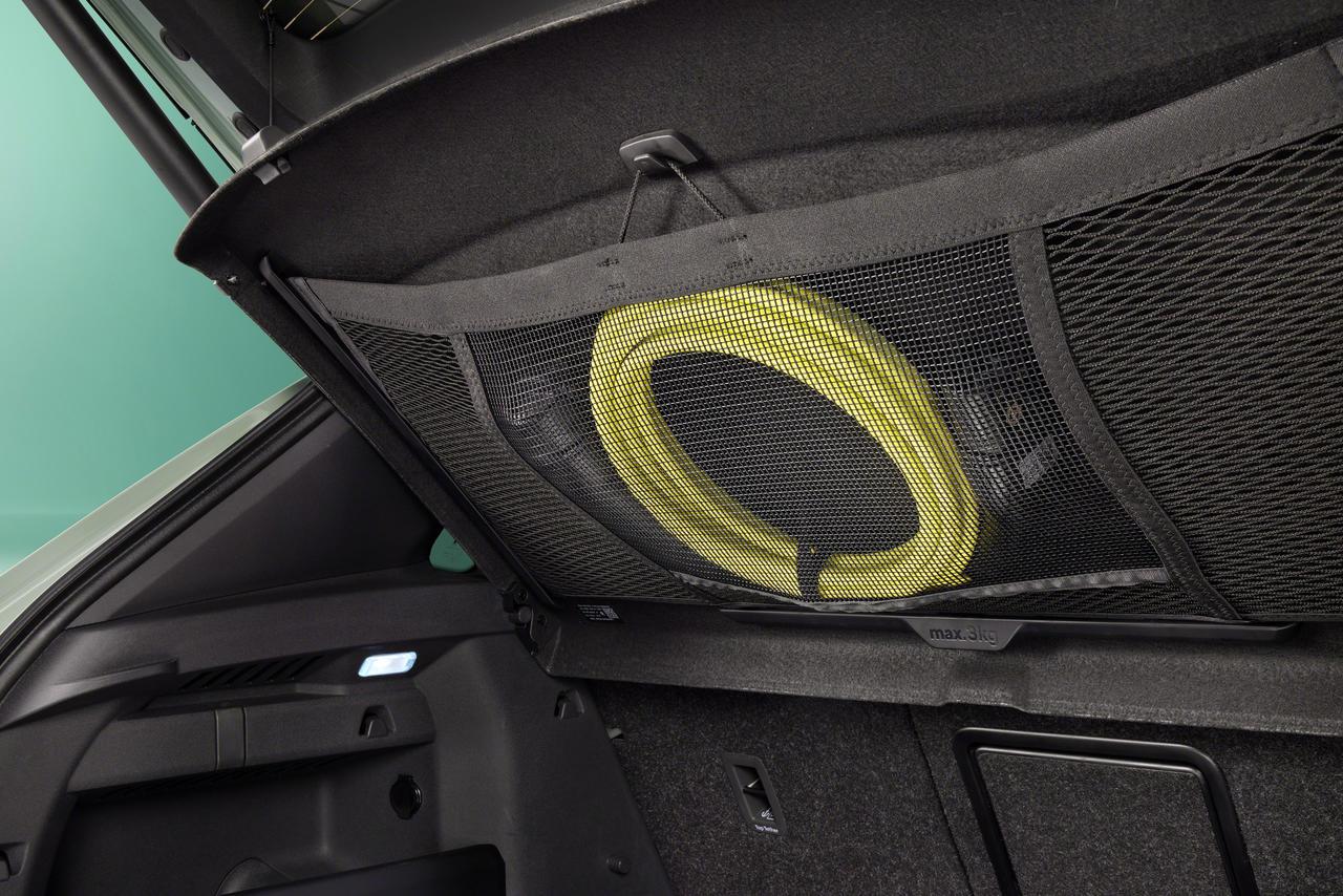 Photo 14 - Plutôt futé, l'espace ménagé sous la tablette du coffre et qui permet de loger le ...