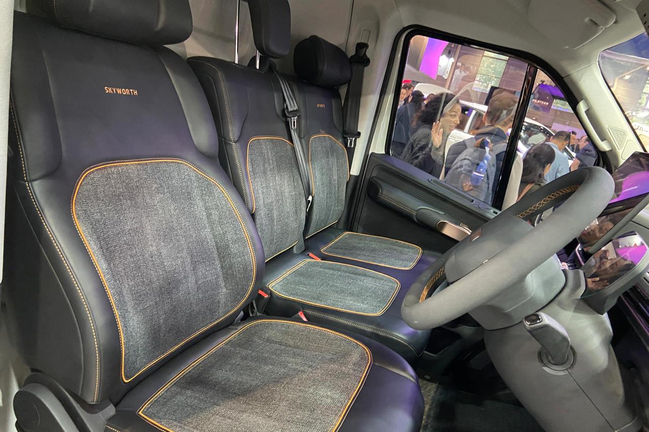 Photo 6 - Le Skyworth Hongtu dispsoe de trois places à l'avant. - Skyworth Hongtu (2025). Un ...