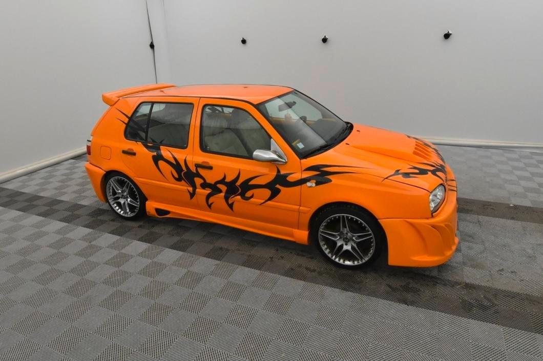 Photo 5 - Cette Volkswagen Golf orange est celle du commissaire Boher ...