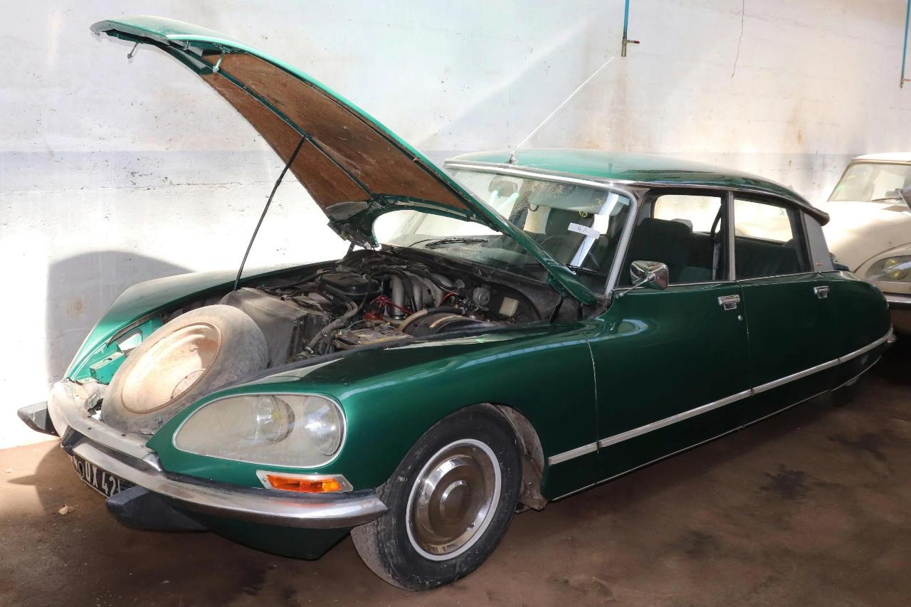 Photo 15 - Estimée entre 5 000 et 6 000 €, cette Citroën DS 23ie Pallas de 1973, visiblement ...