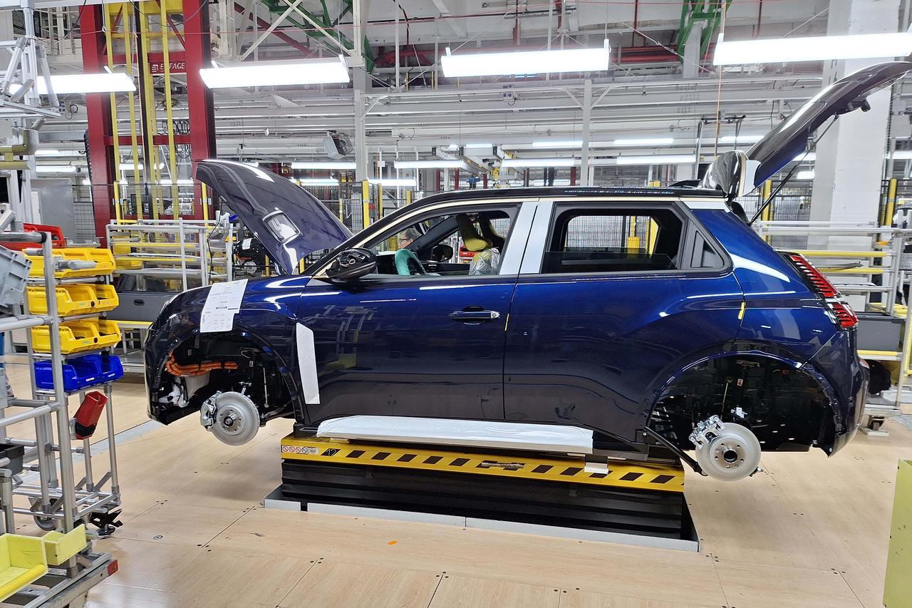 Photo 2 - Renault espère assembler 90 000 exemplaires de R5 en année ...