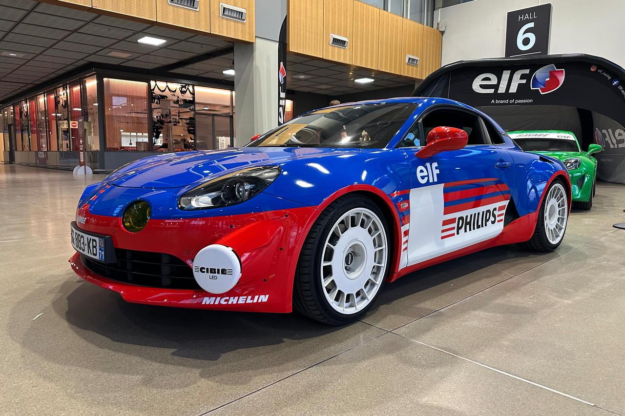 Photo 38 - Ravage... a fait des ravages à l'entrée du Salon Epoqu'auto ...