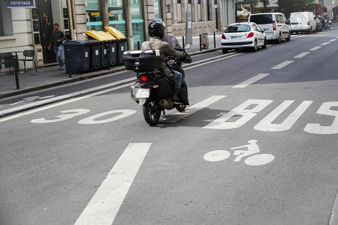 Photo 4 - L'utilisation des voies réservées, comme les voies de bus ...