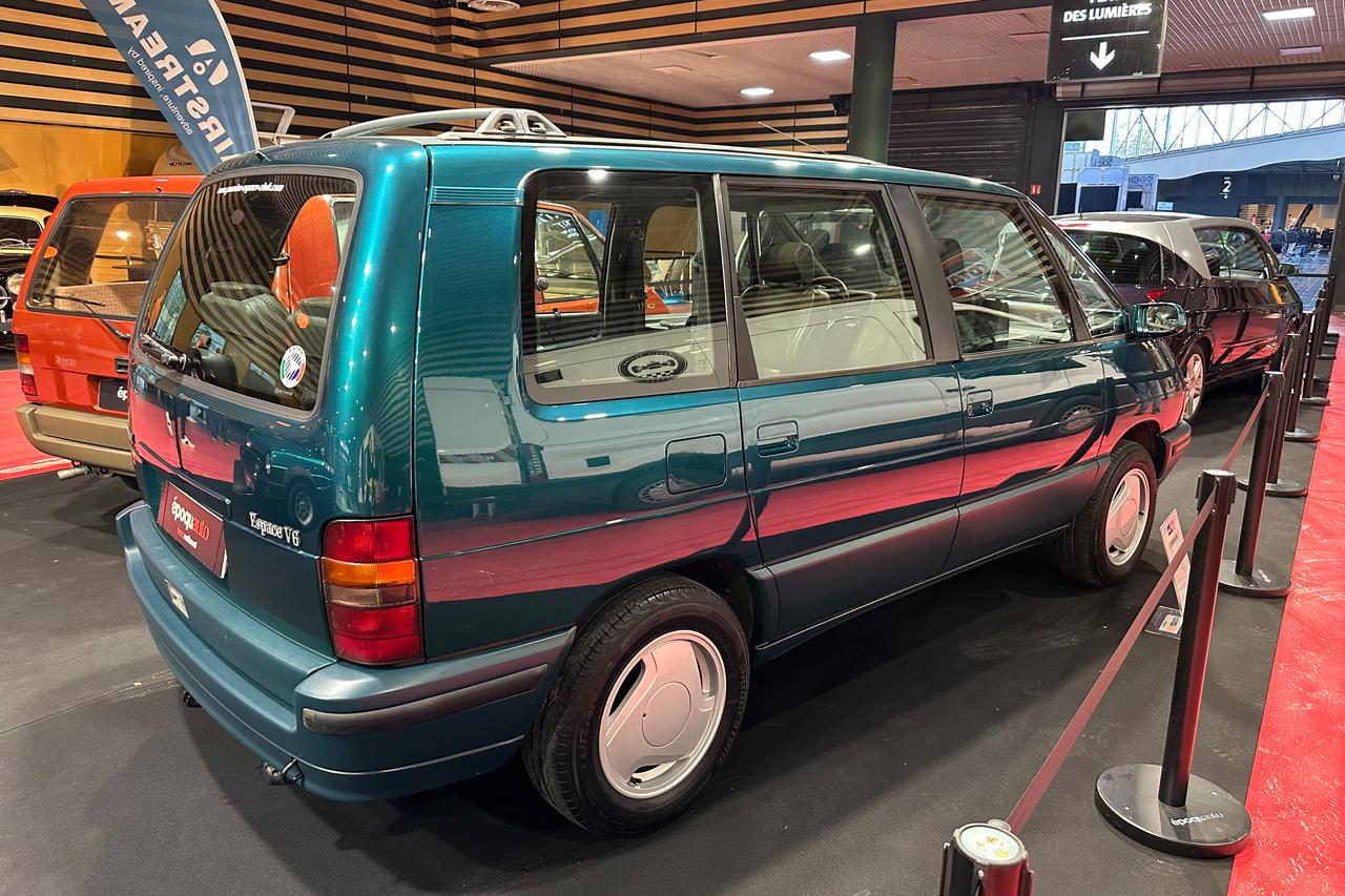 Photo 29 - Renault Espace II arriere - Epoqu’auto 2024. 60 ans de Matra en 12 modèles