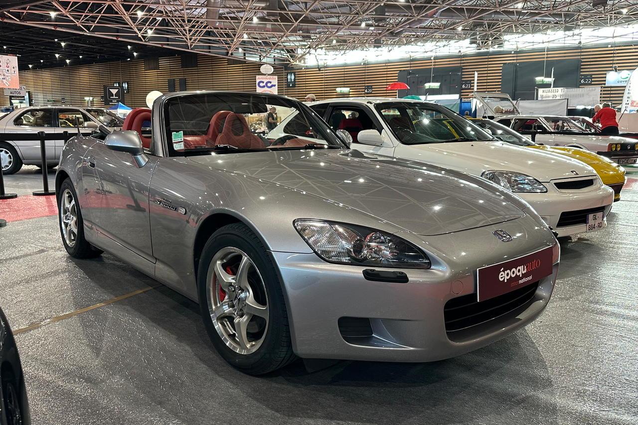 Photo 17 - La Honda S2000 est un cabriolet deux places à roues motrices arrière. - Epoqu’auto ...