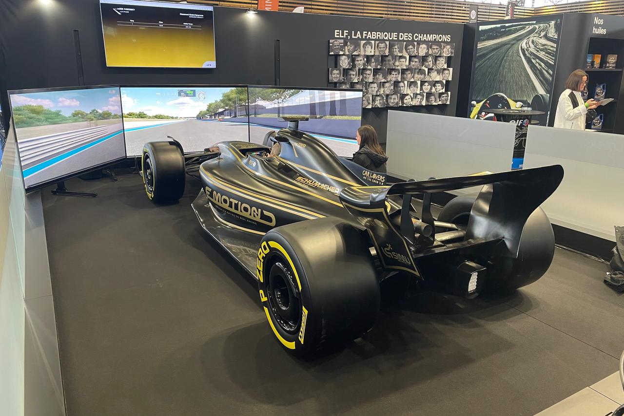 Photo - Déjà présent au Mondial de Paris, ce simulateur de F1 grandeur ...