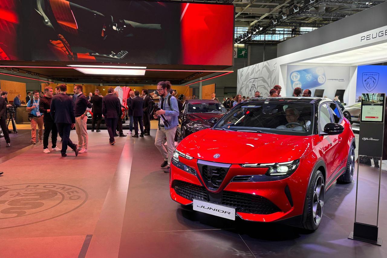 Photo 2 - mondial auto paris 2024 stand alfa romeo - Mondial de l’auto ...