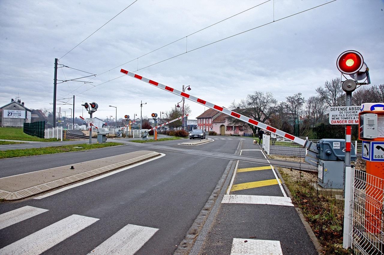 Photo 2 - passage à niveau train sncf barrière - Sécurité routière. Comment SNCF Réseau lutte ...