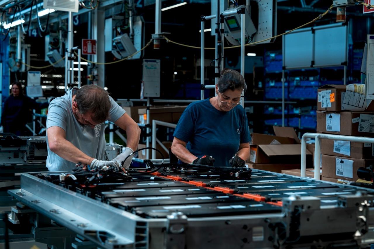 Photo 5 - L'usine ACC de Douvrin, en France, entre en activité pour ...