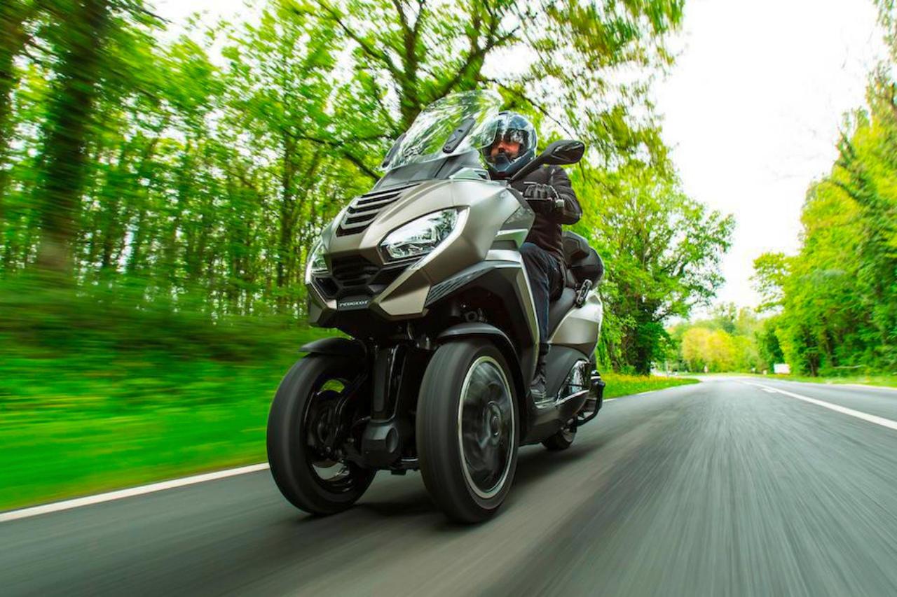 Photo 3 - Le Peugeot Metropolis concurrence le Piaggio MP3 sur le ...