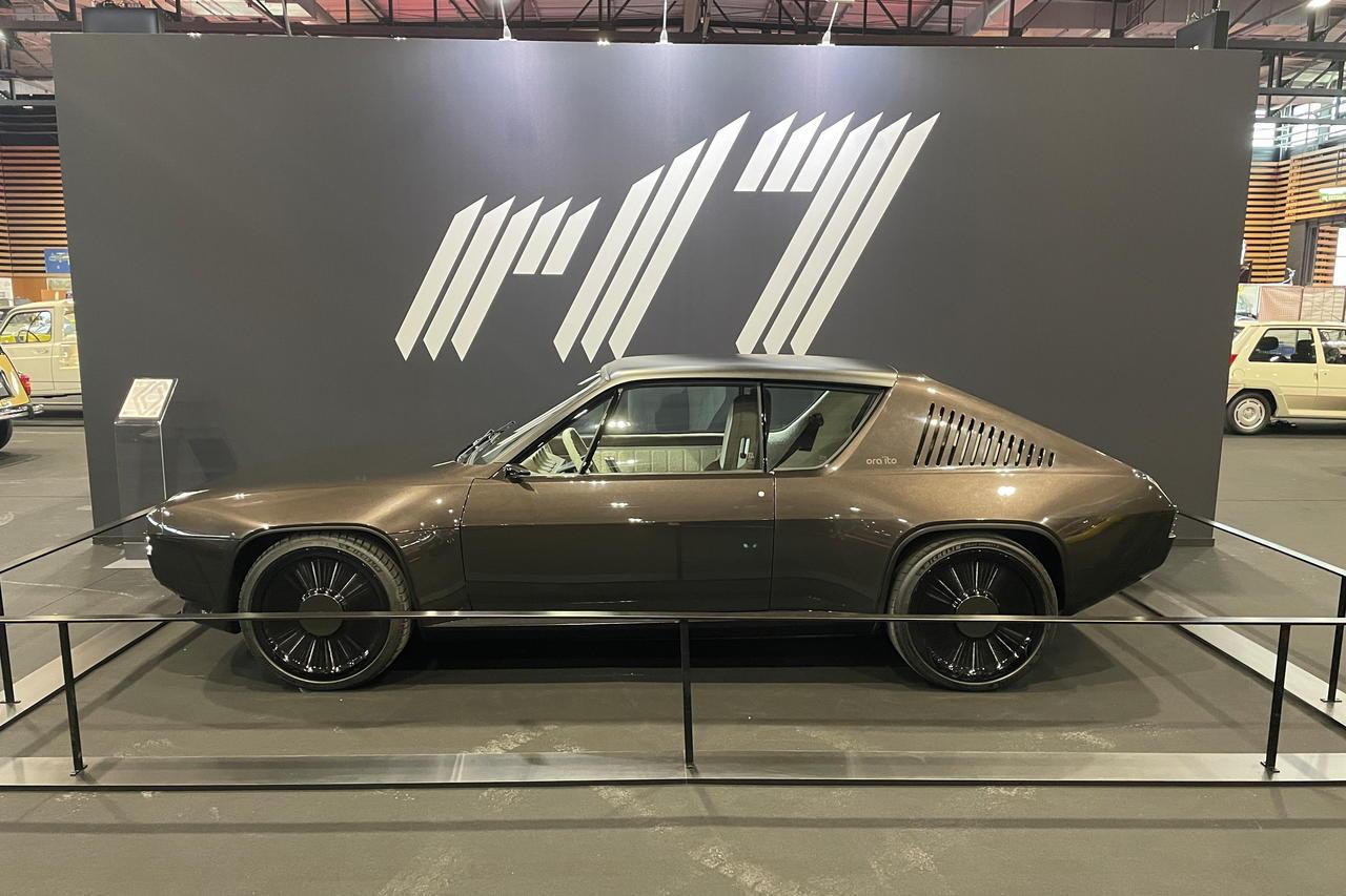 Photo 19 - Elle aussi présente au Mondial de Paris, la R17 restomod de ...