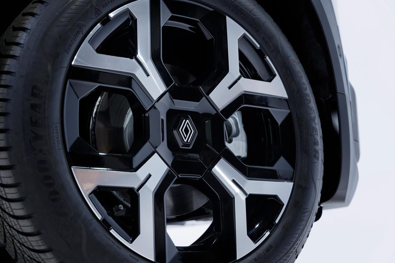 Photo 6 - Les jantes de 18'' du prototype sont noires, mais sur la ...