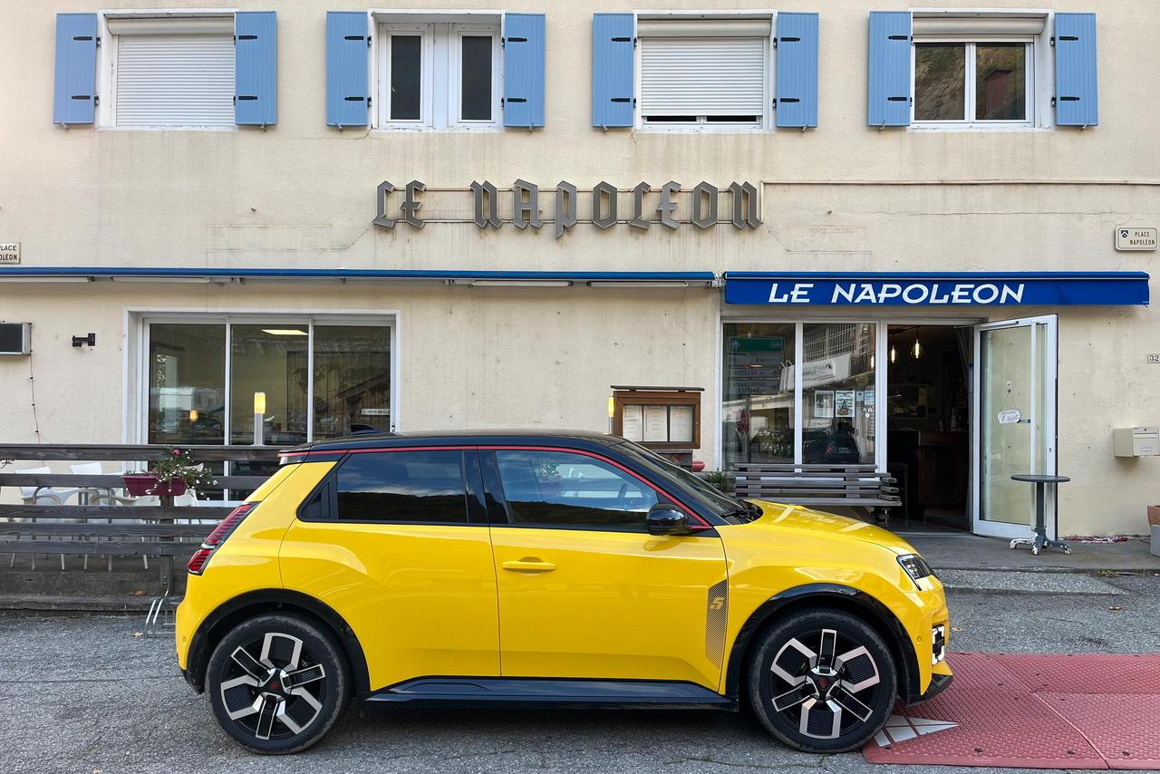 Photo 10 - renault 5 electrique vue profil - Essai Renault 5 (2024) : notre avis après 1 000 km ...