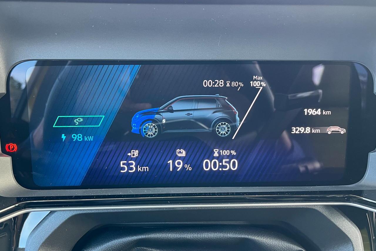 Photo 21 - renault 5 electrique en charge - Essai Renault 5 (2024) : notre avis après 1 000 km ...