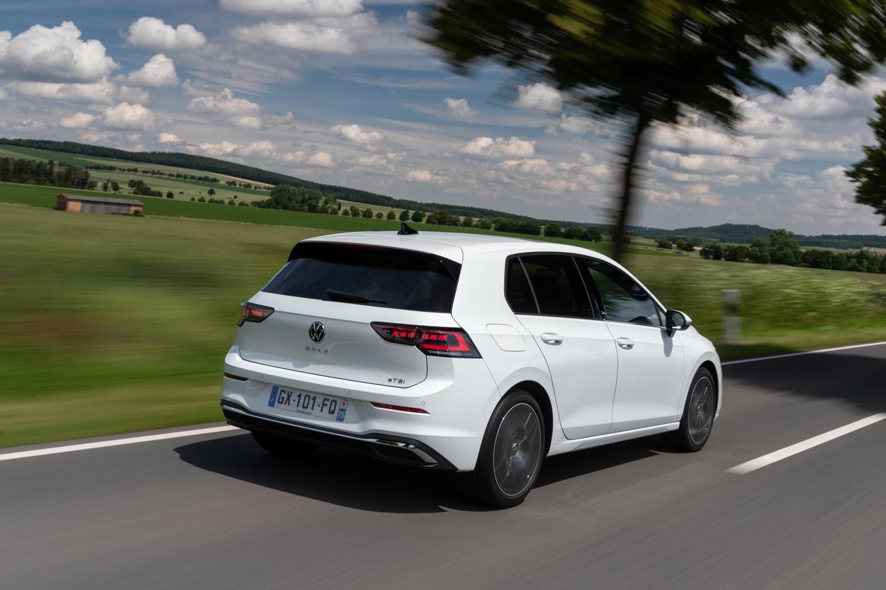 Photo 2 - Volkswagen Golf 2024 vue arrière sur route - Essai Volkswagen Golf 1.5 eTSI 116 micro ...