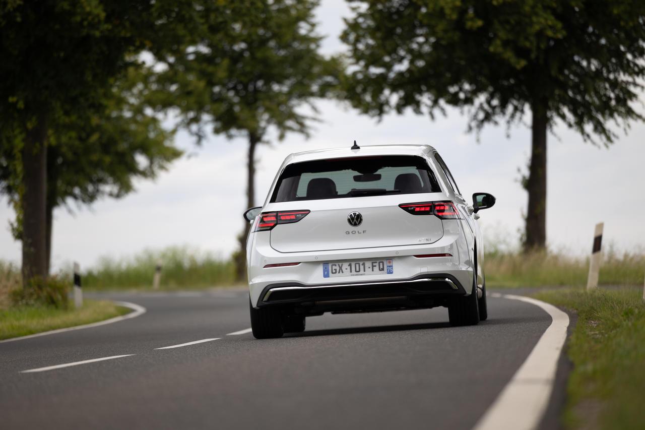 Photo 7 - Volkswagen Golf 2024 vue arrière dynamique - Essai Volkswagen Golf 1.5 eTSI 116 micro ...