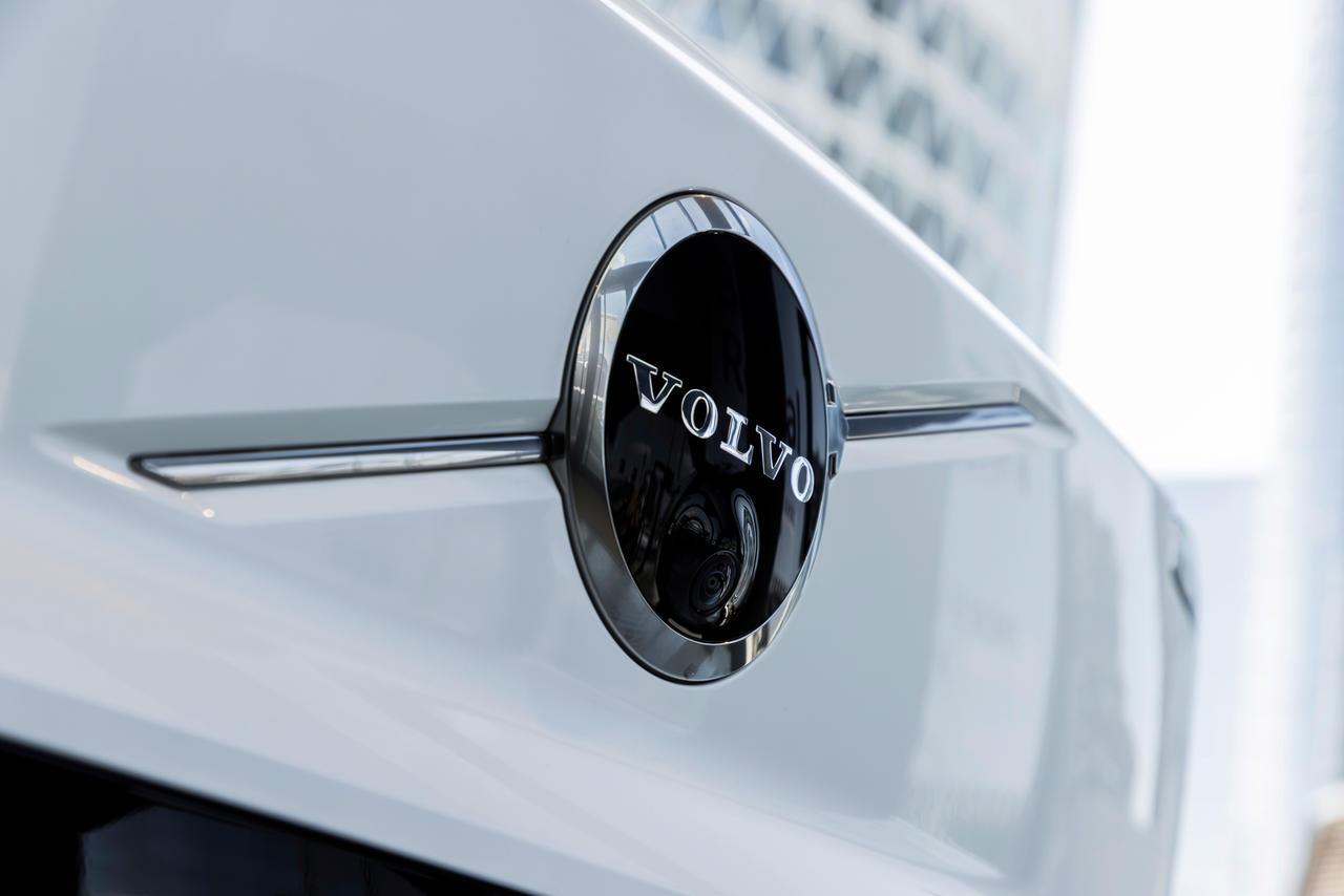 Photo 3 - logo volvo ex30 blanc 2023 - Cote d’amour 2024. Toyota, Mini ...