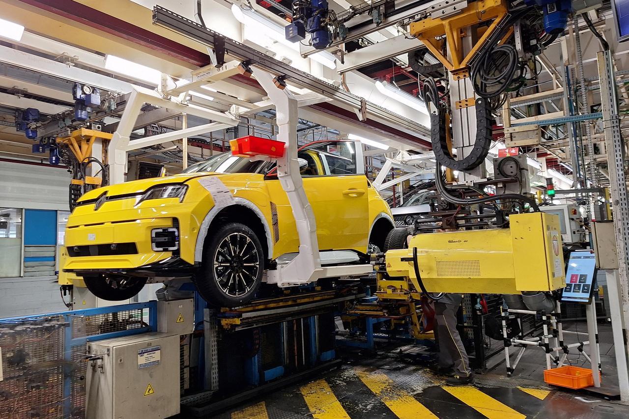 Photo 3 - renault r5 usine douai - Renault Group. La Renaulution en ...