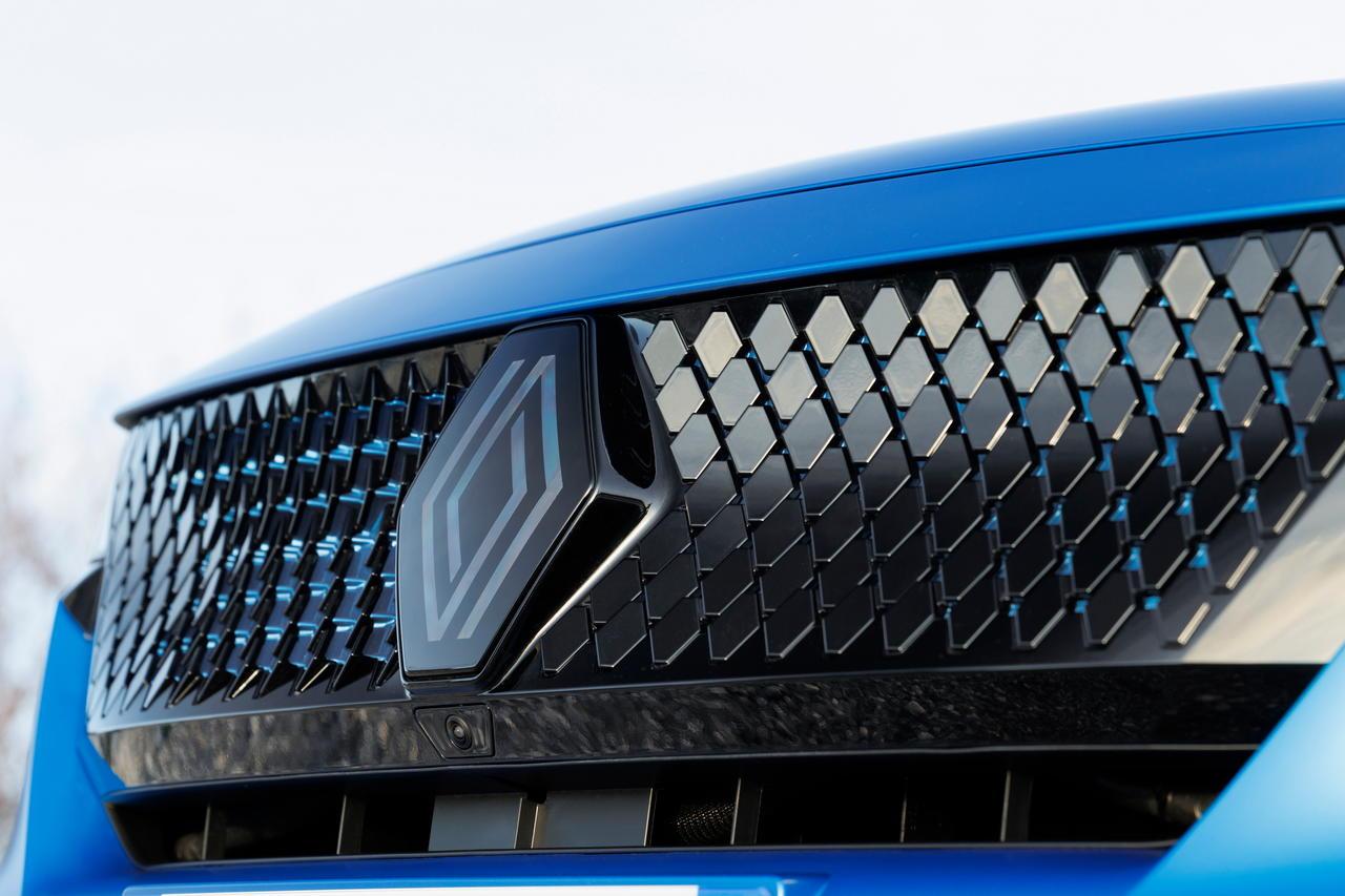 Photo 9 - Sur les Rafale dotés de caméras à 360°, l'optique avant est ...