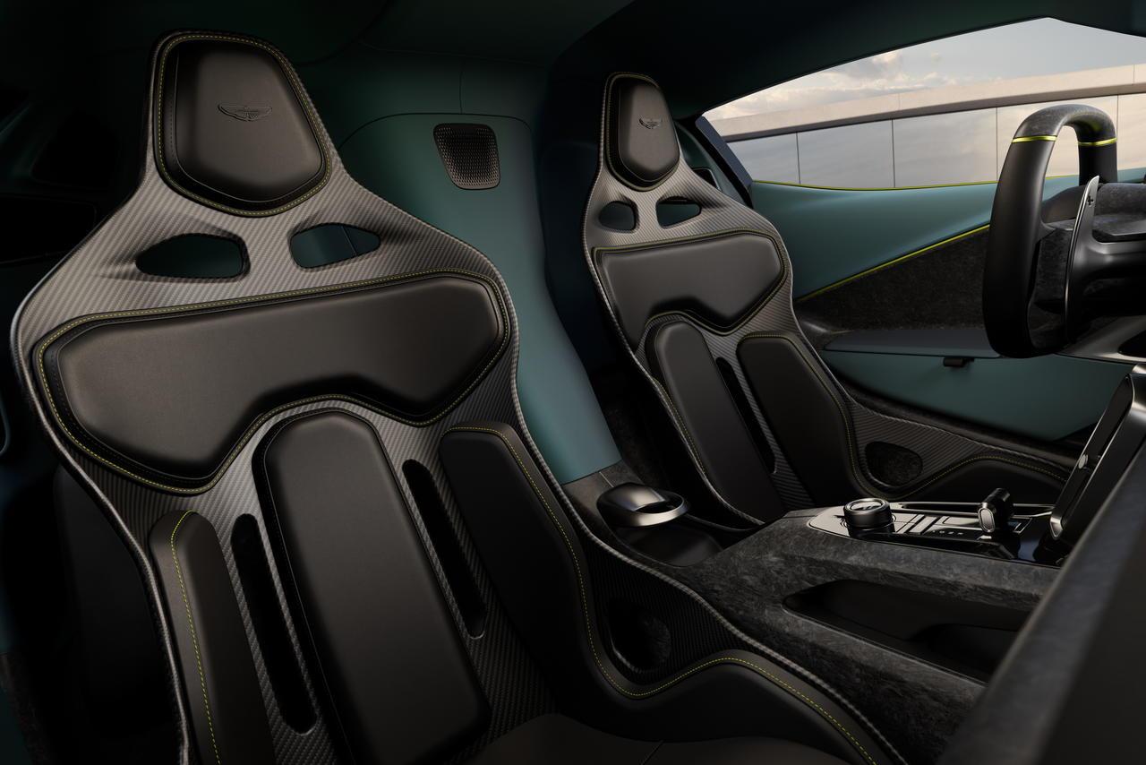 Photo 17 - Les sièges baquets sont en carbone. - Aston Martin Valhalla ...