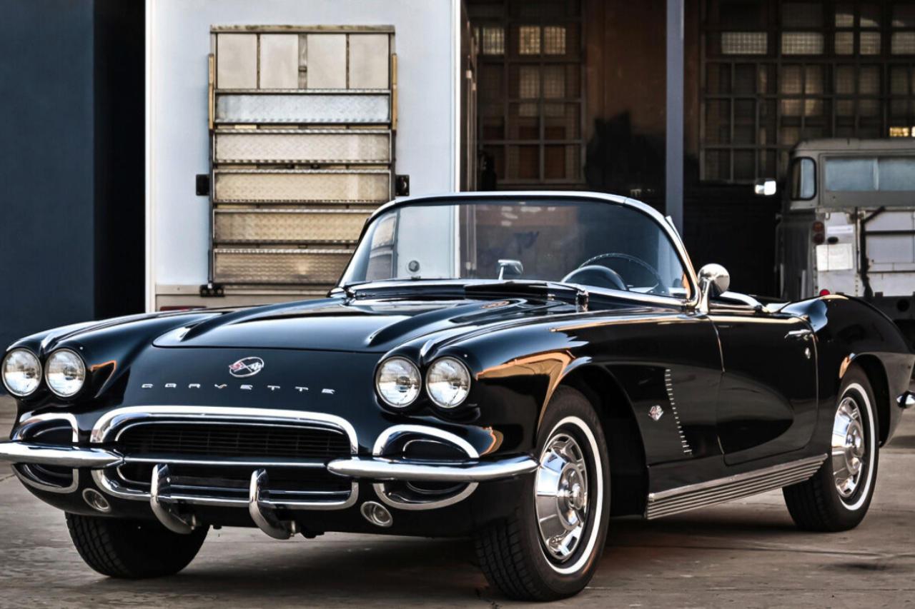 Photo 12 - Tom Ellis, alias Lucifer, utilise un exemplaire de cette ...