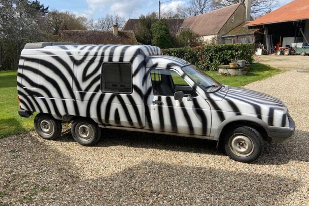 Photo - Cette version de l'utilitaire français a été fabriqué à 108 ...