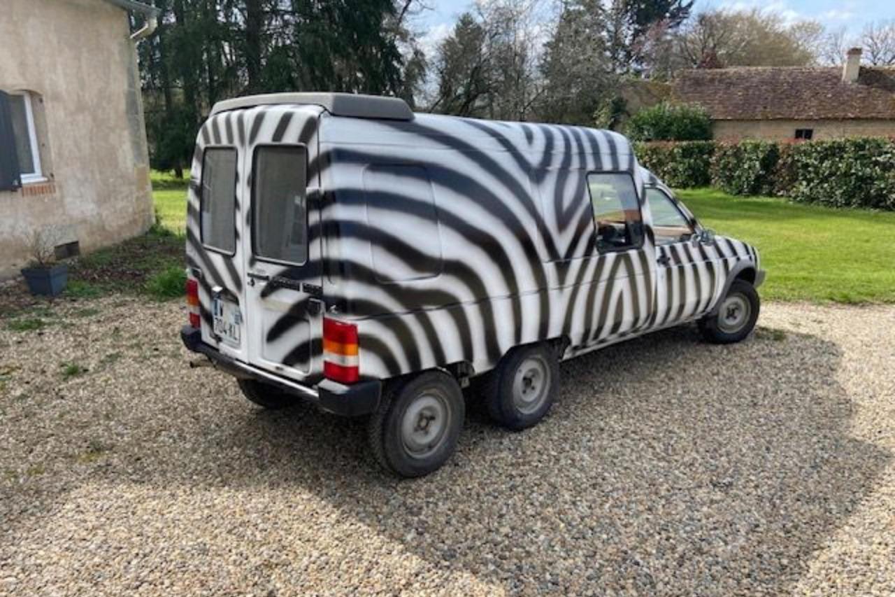 Photo - Ce C15 à 6 roues "zèbre" est actuellement à vendre sur ...