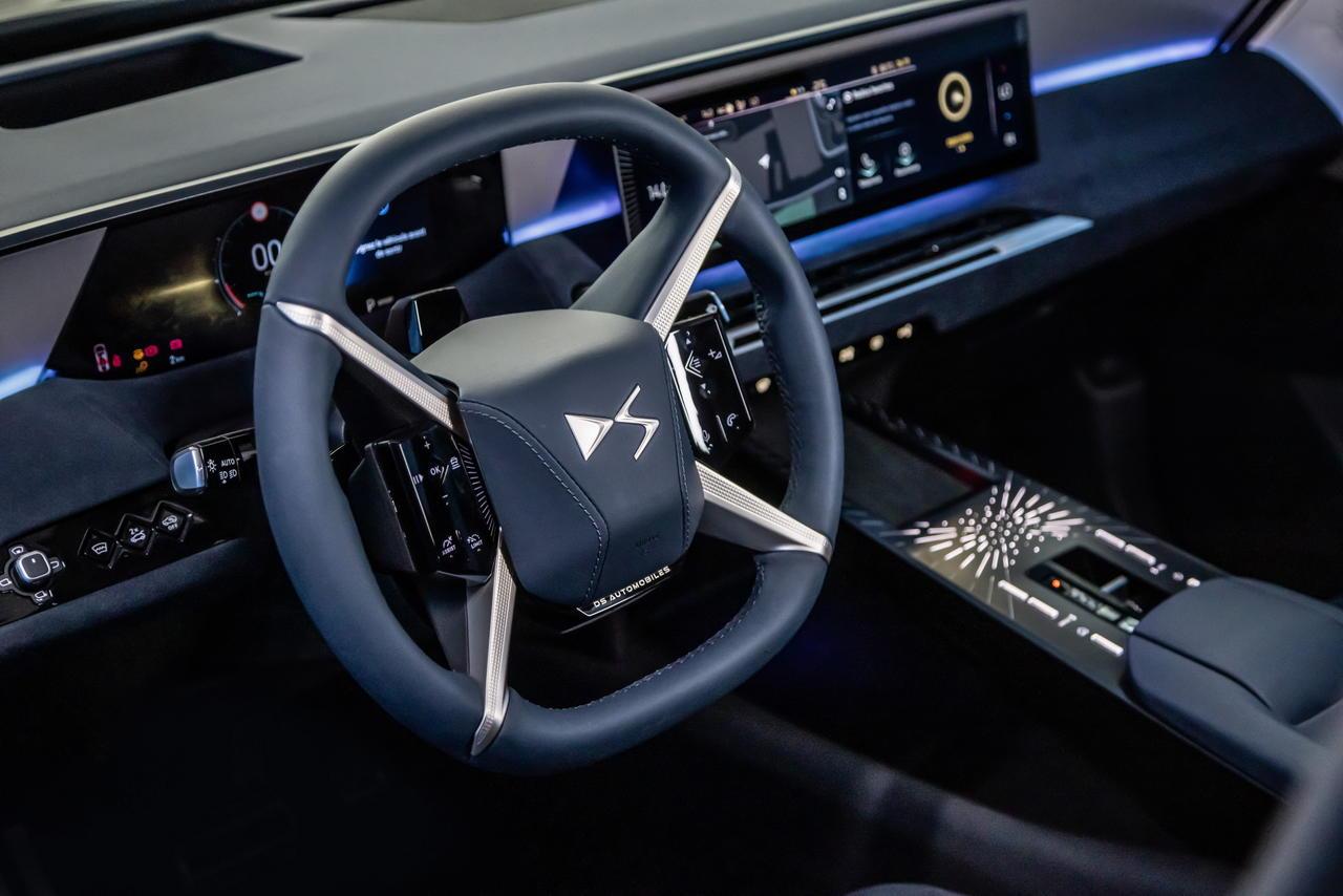 Photo 4 - Le volant en X fait partie des nouveautés intérieures de DS ...