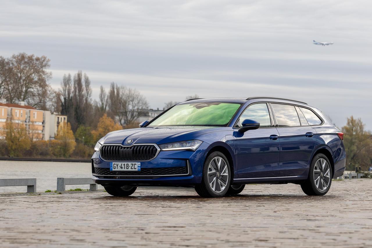 Essai Skoda Superb hybride rechargeable (2025) : la famille avant le ...